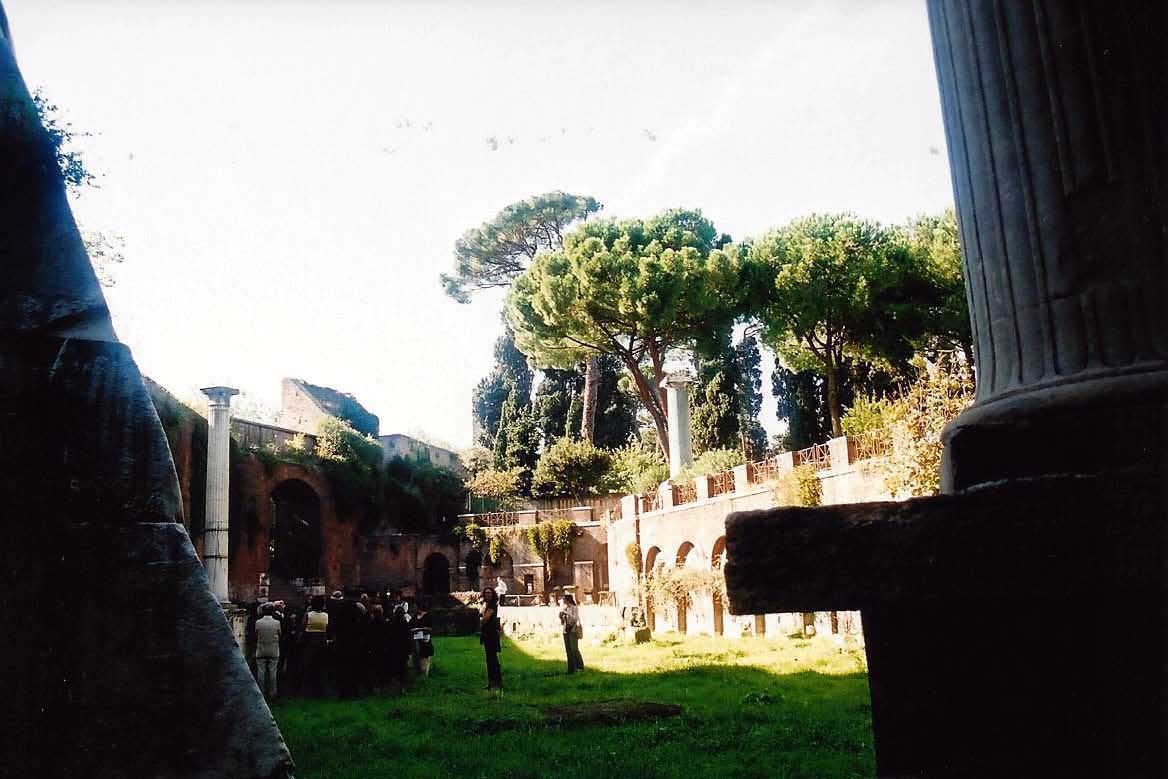 Andiamo Italia: A Pyramid in Rome