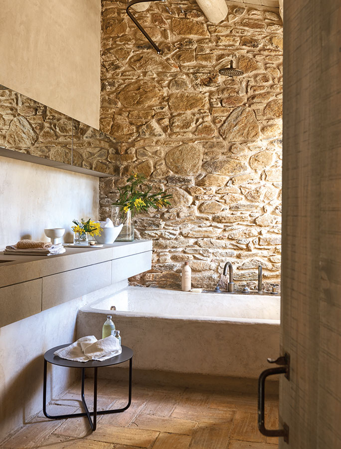 Inspired by the past and nature: old farm house transformation in Spain