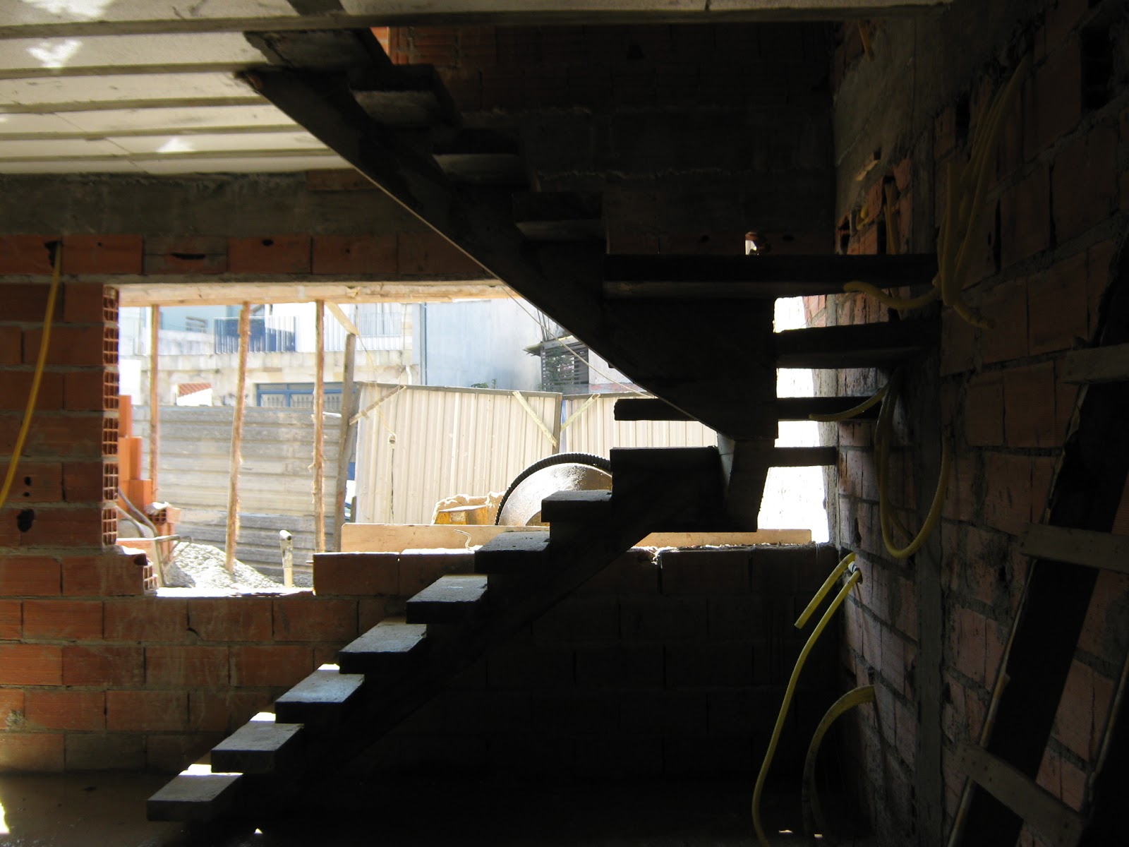 ESCADA DE CONCRETO : escada viga central em U no bairro Moca sao paulo