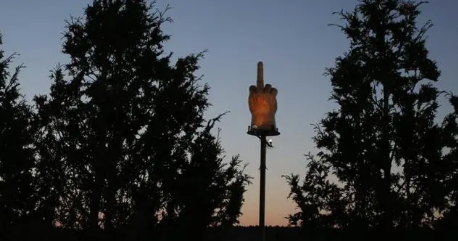The Rural Blog: Small-town Vermont feud leads to tall middle-finger statue