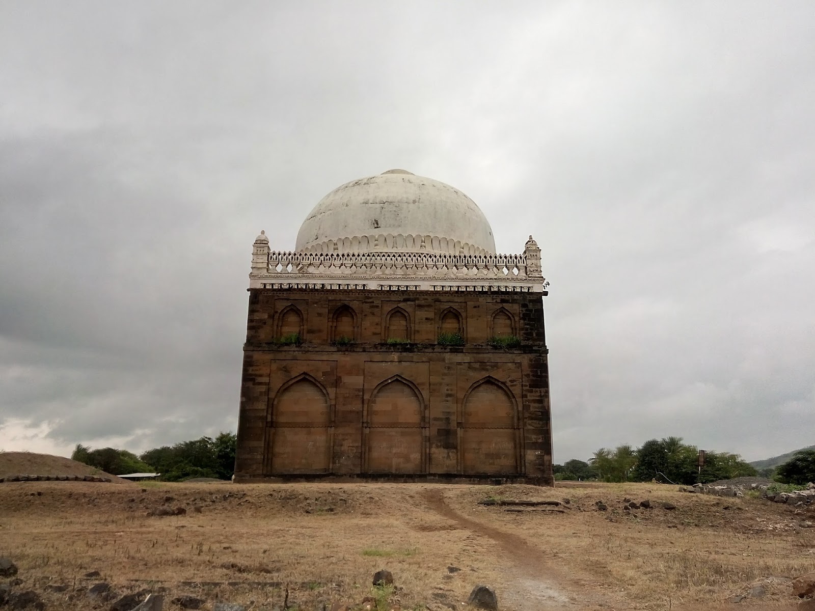 Gumbad in Junnar in Maharashtra | The journey of a thousand miles ...