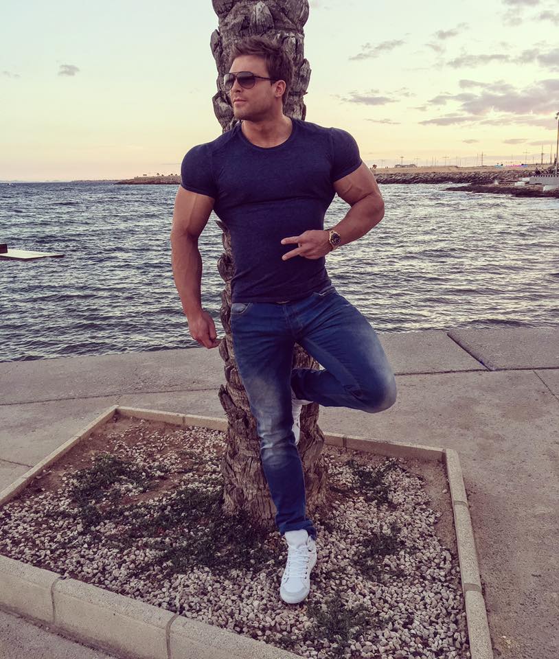 the beauty of male muscle: Robin