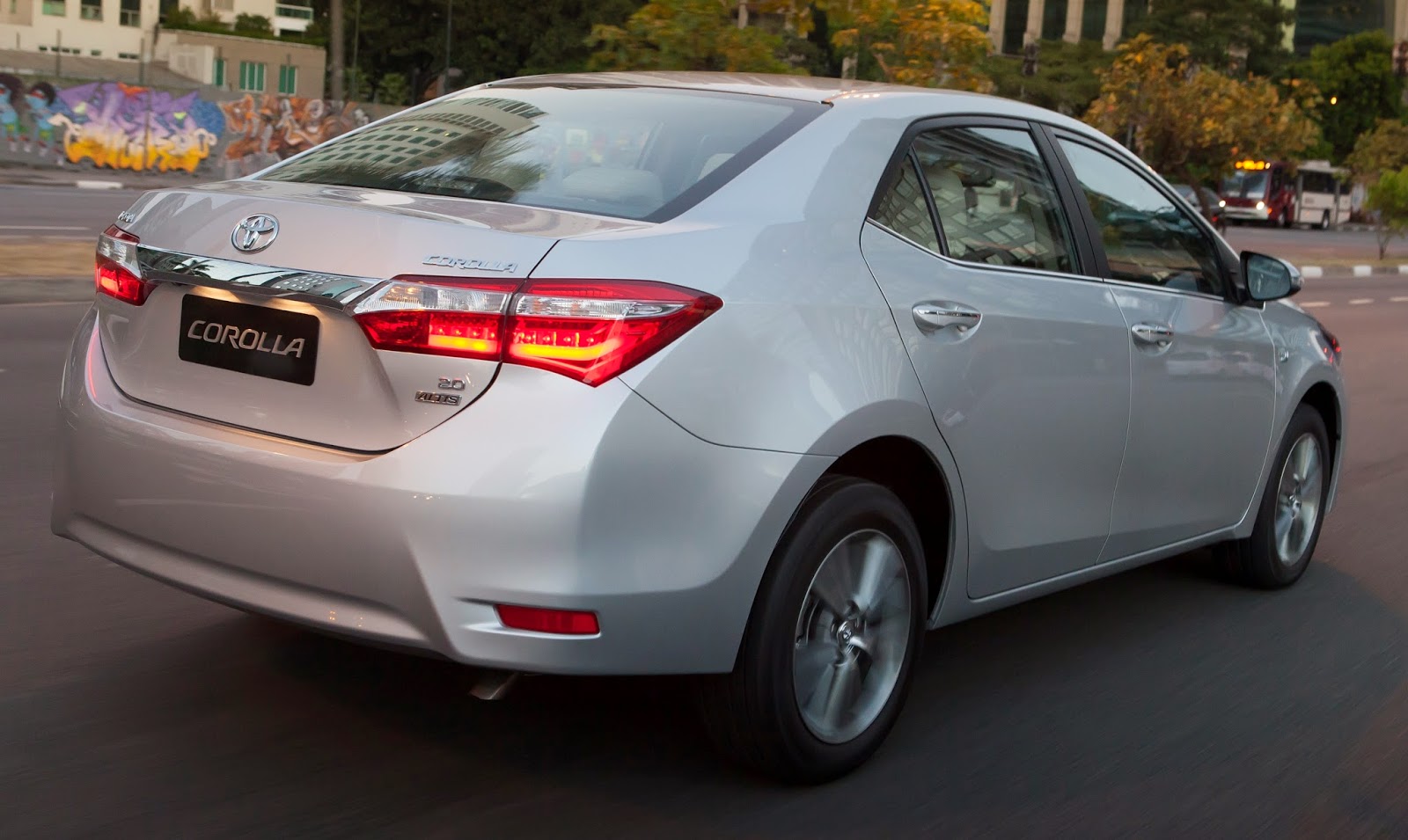 Enfim, os detalhes oficiais do Toyota Corolla 2015