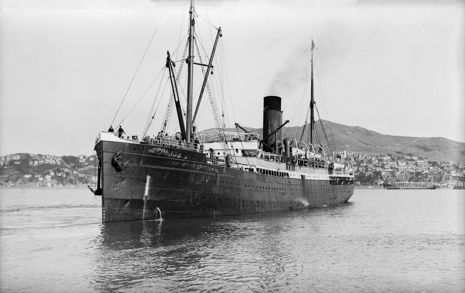 transpress nz: cargo and passenger ship 'Mokoia' in Wellington harbour ...