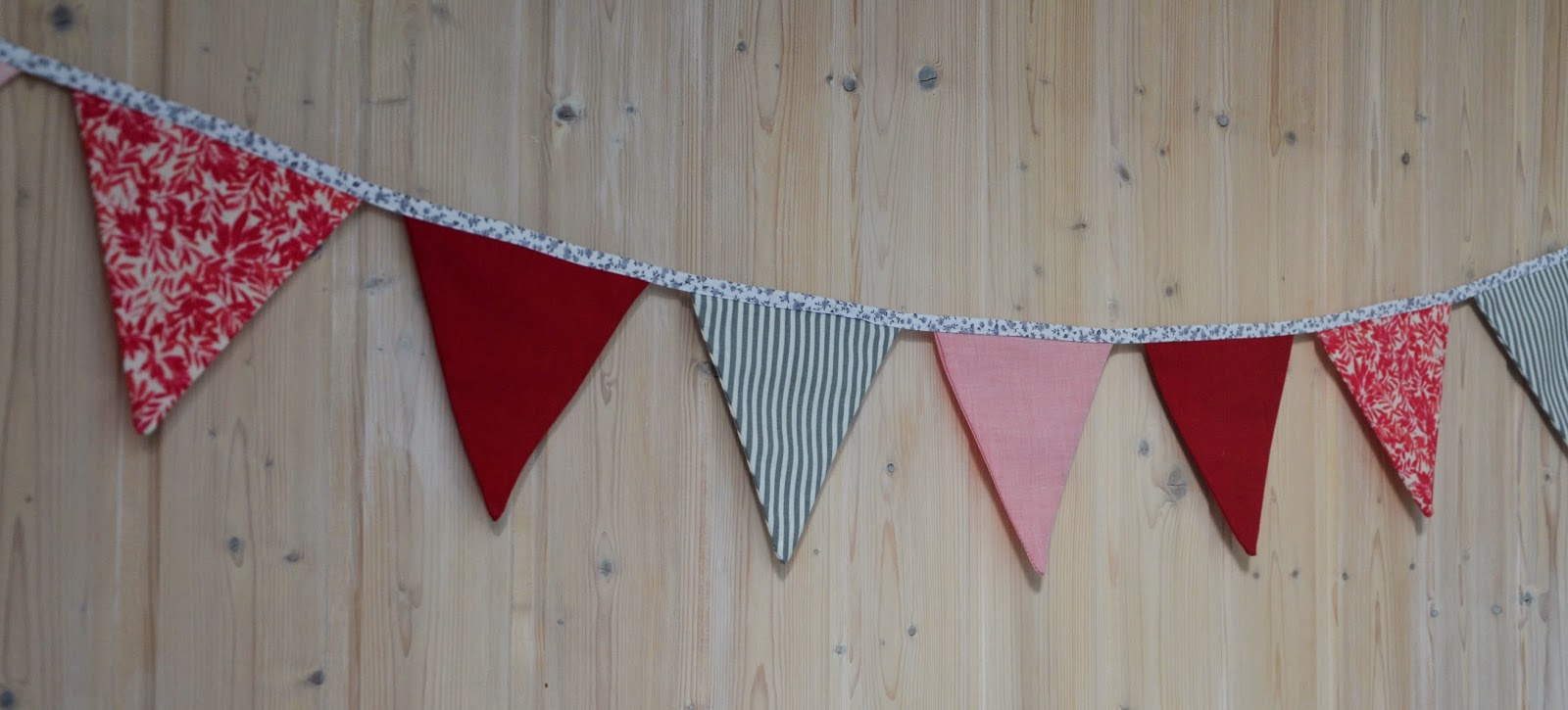 la petite verrière: Fanions rouge garance pour chambre de bébé.