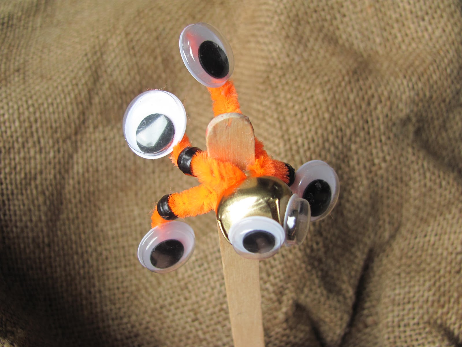 colormehappy: Superhero bugs - Fun Halloween crafts using pipe cleaners!