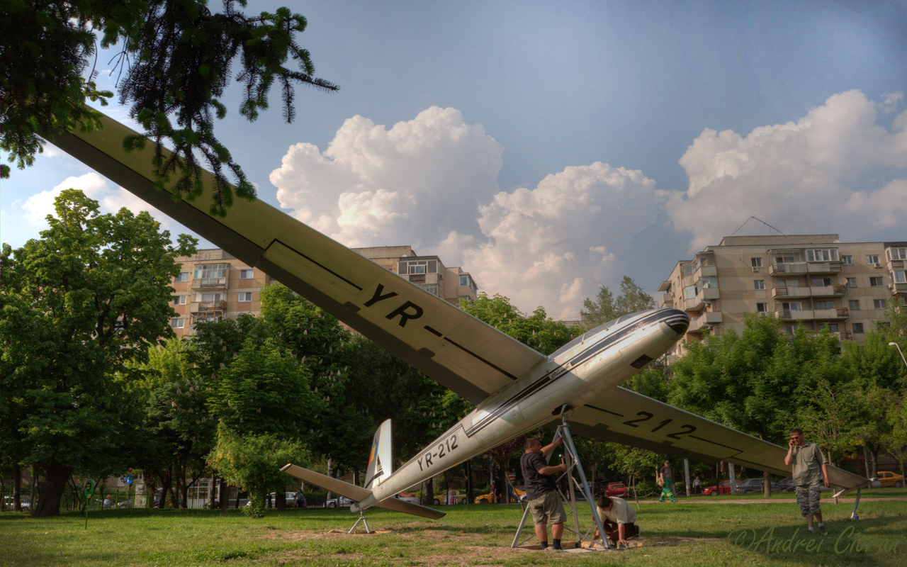Fotografii...: Instalare planor in Parcul Tineretului(sau Vacaresti)