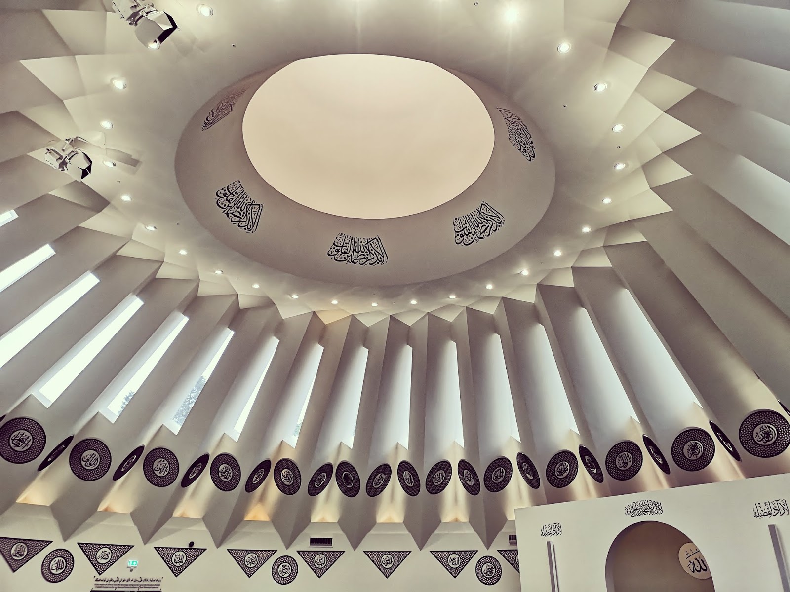 Ahmadiyya Mosques: Masjid Mubarak - Islamabad Tilford Surrey UK