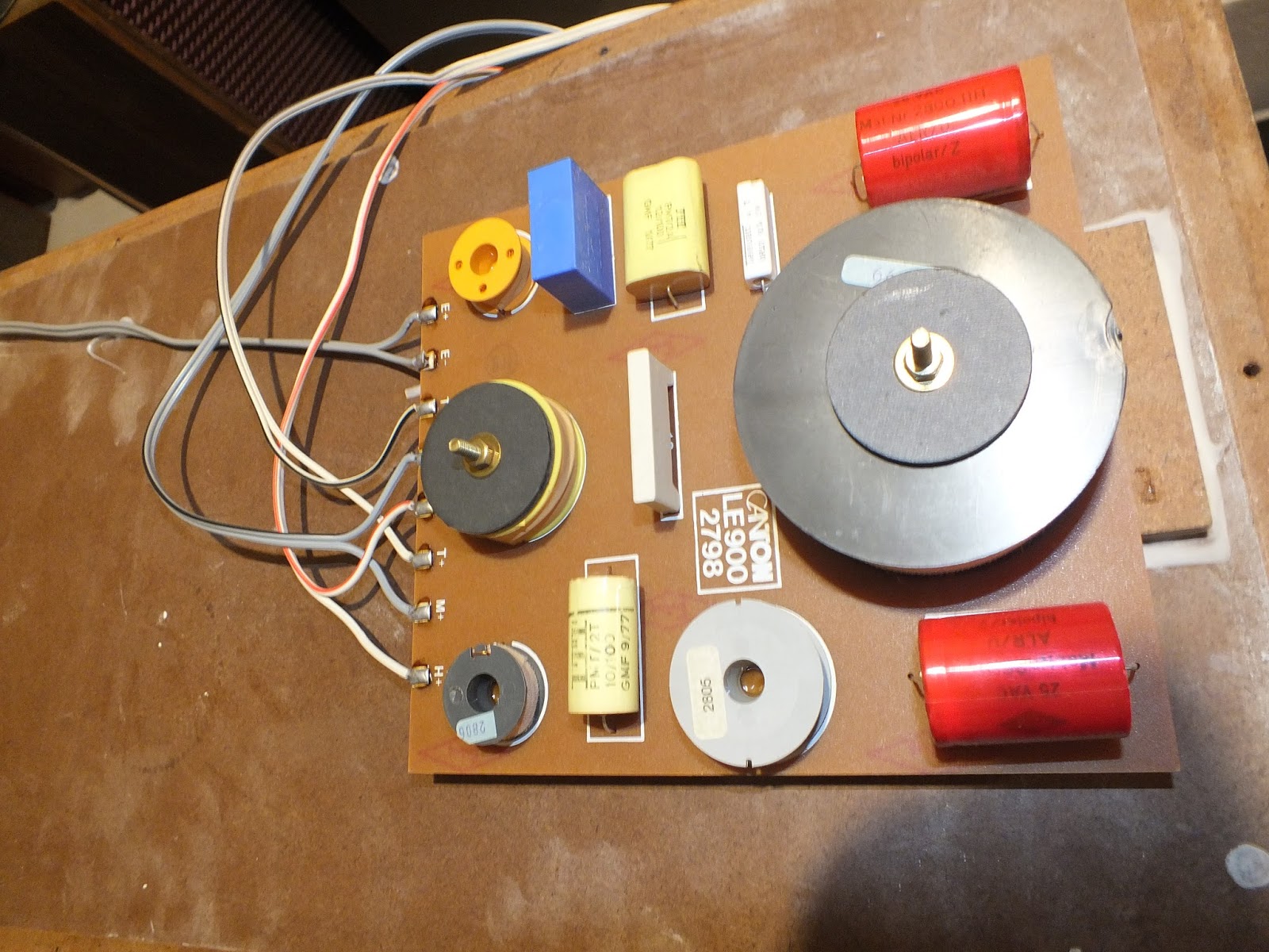 Infrequent Sound [sex.tex] technology: Canton LE-900, 1974, made Germany