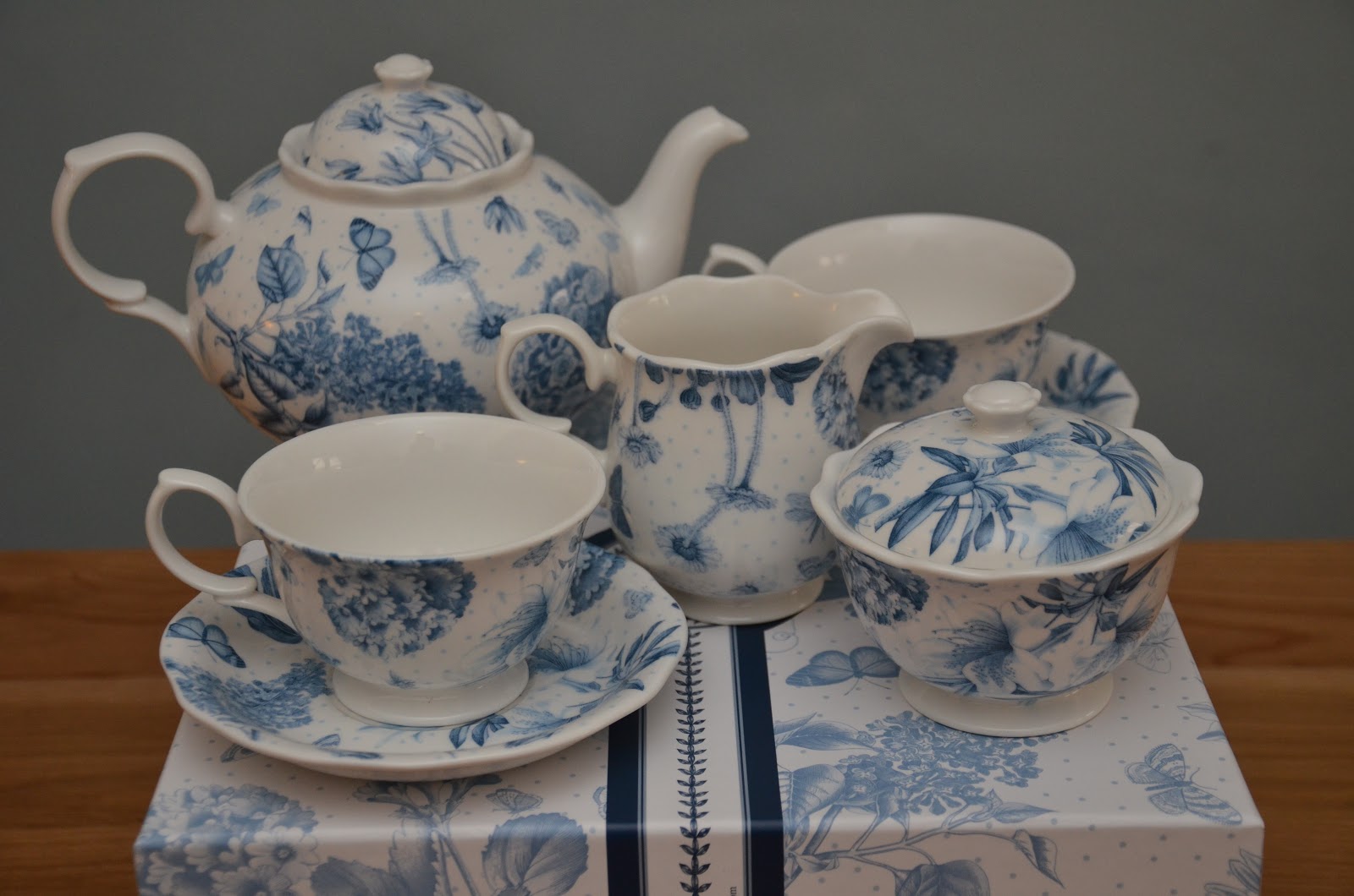Kitch 'n' Chic: Portmeirion Botanic Blue 7 Piece Tea Set - Gift Box