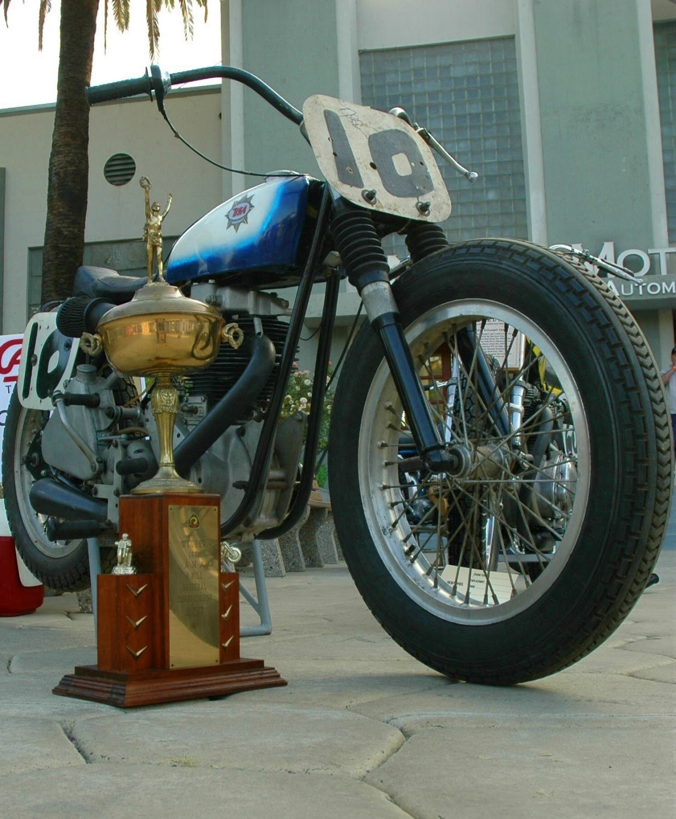 POPPA WHEELIE: Neil Keen BSA Gold Star 1961