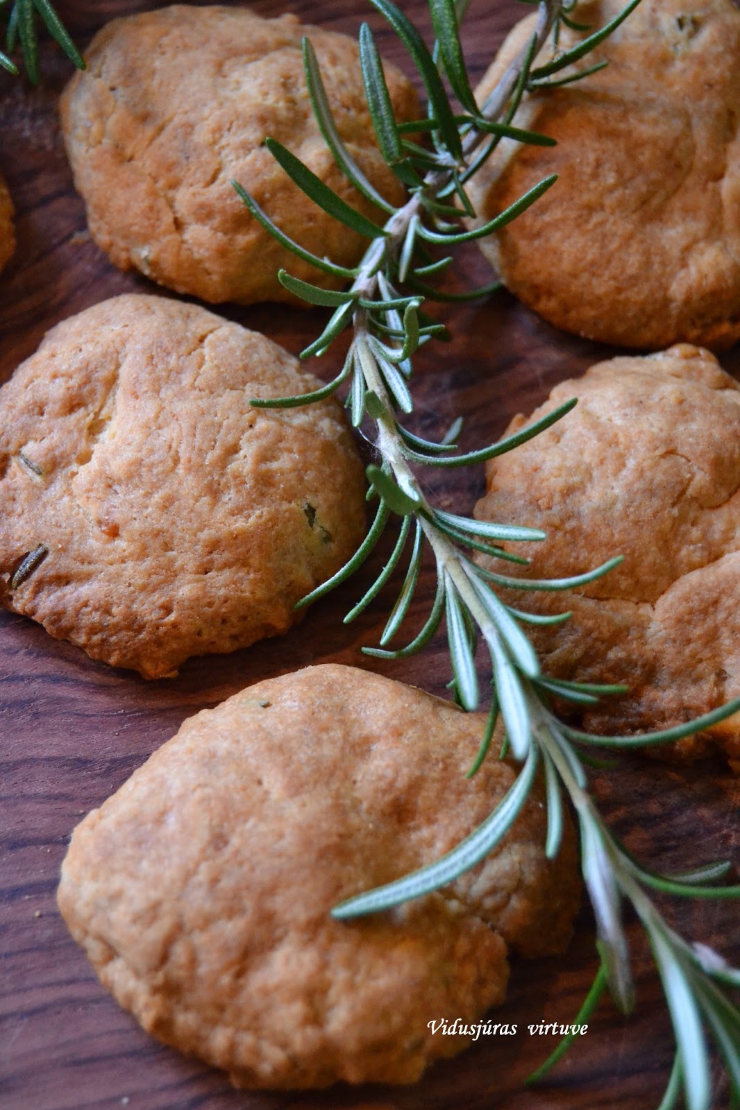 Vidusjúras virtuve: Parmezána siera cepumi ar rozmarínu