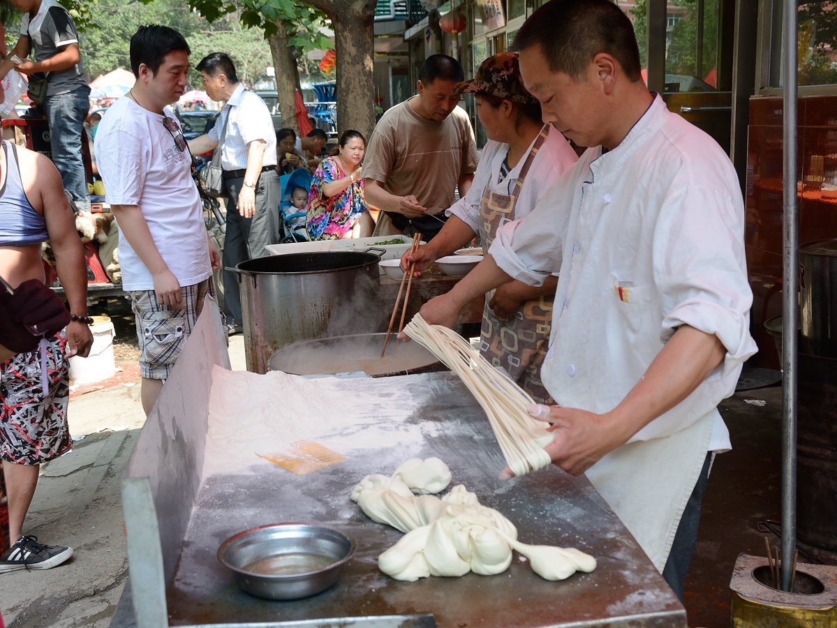 Tom and Margot's Adventures in Photography: Fahaisi Market and Temple