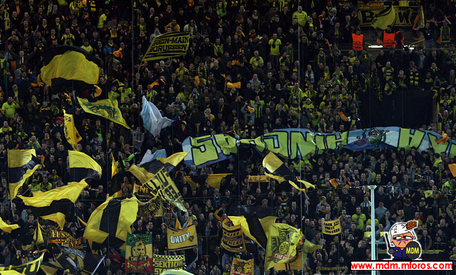mdm: Ultras BVB con pancarta y banderas de Malaka Hinchas Borussia ...