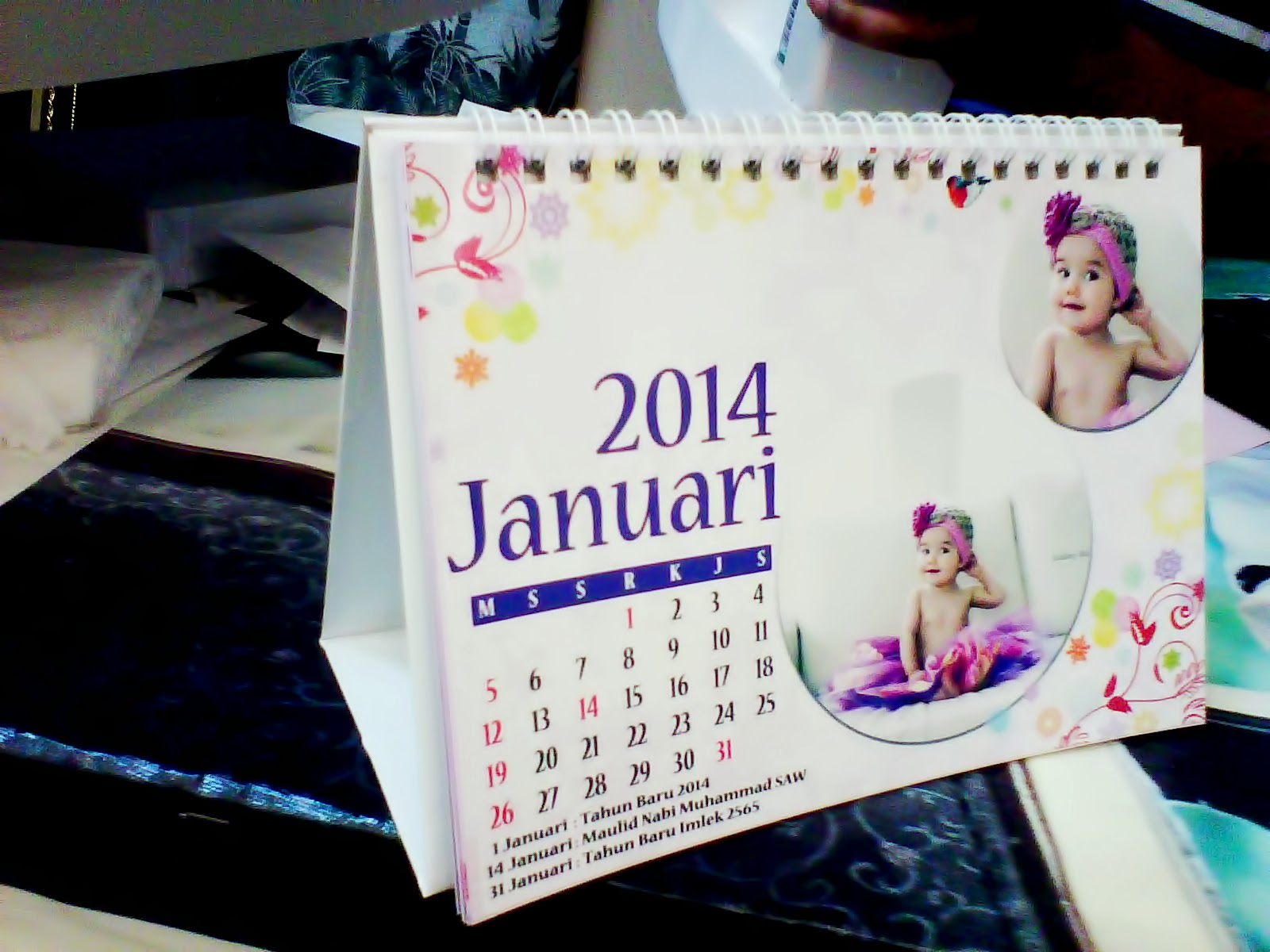 Bikin kalender pake foto kamu sendiri yuk , beli 1 aja boleh loh ...