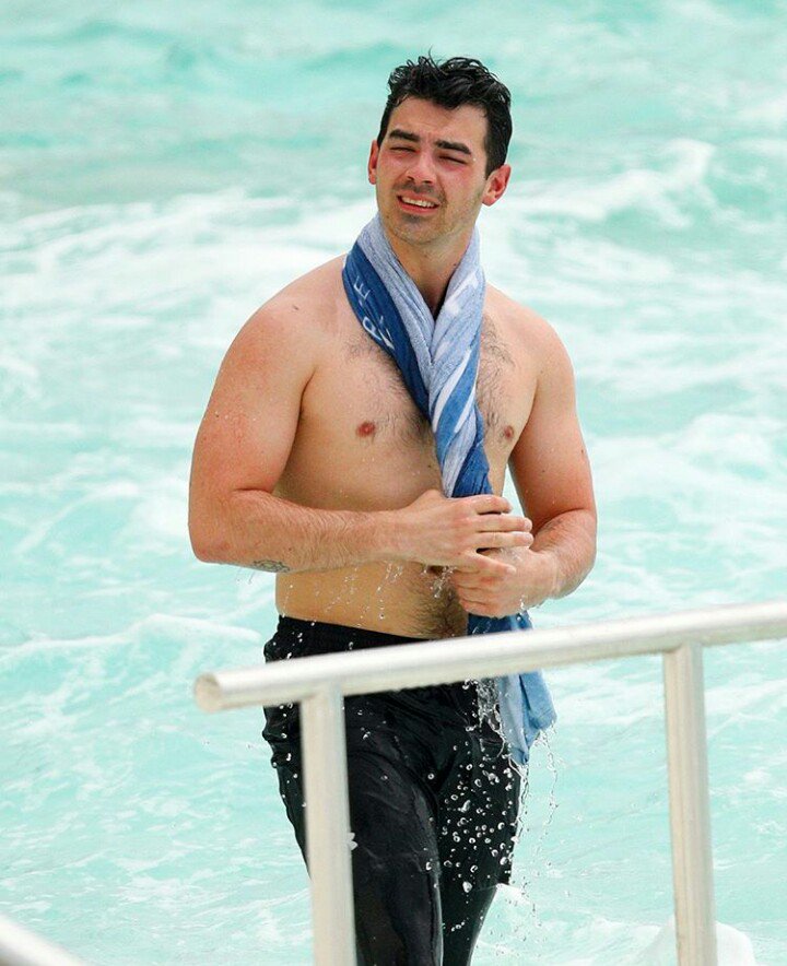 Jonas Brothers Spain: Shirtless again