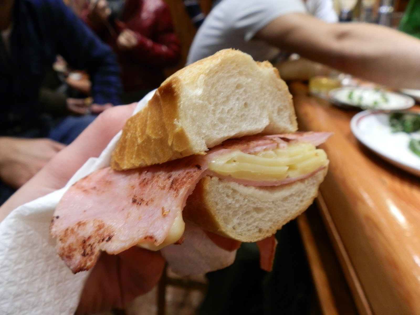 Ajilimojili : Bar Nestor