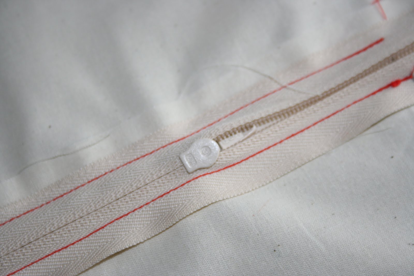 redneedle sewing: Tuesday tutorial - Hands up who loves zips!!!!!