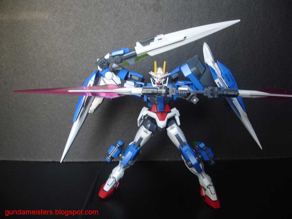 Gundam Meisters: HG 1/144 - Gundam 00 Raiser + 7 Sword G