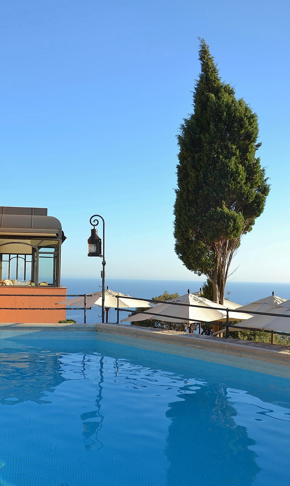 Inside is beautiful: Capri, the pool and its terrace