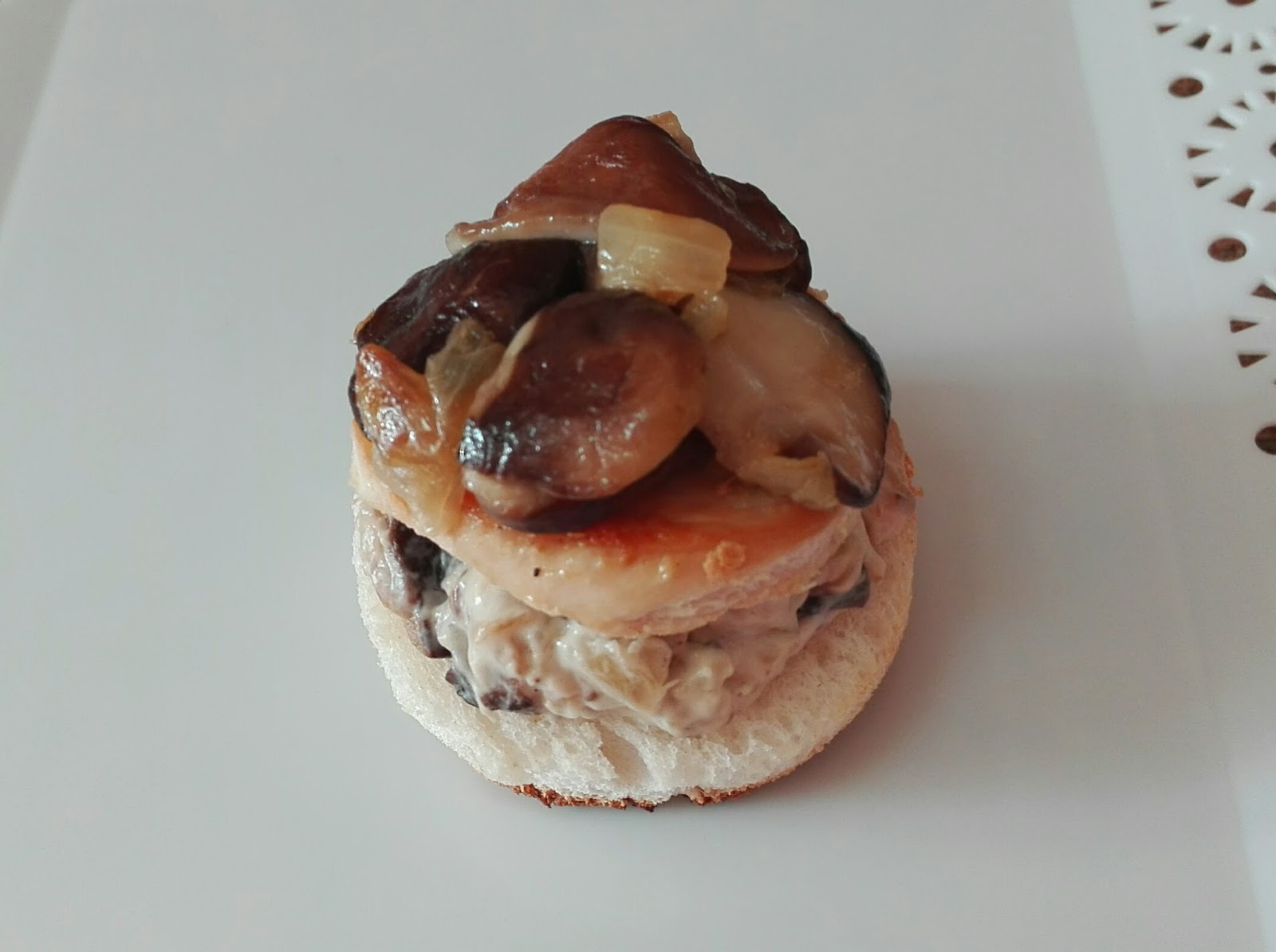 Encima del pan colocamos una buena cantidad de salsa de setas, después ...