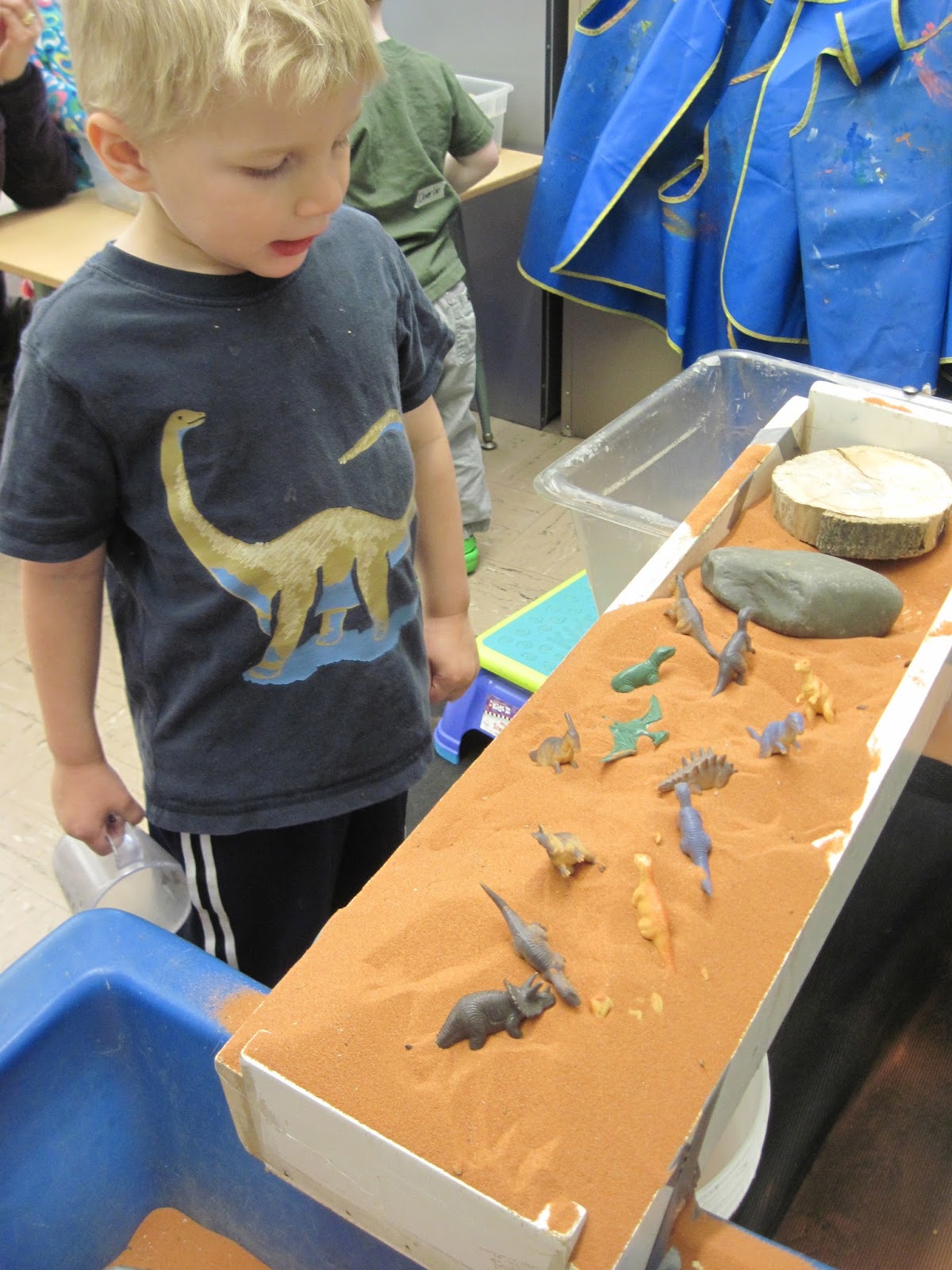 SAND AND WATER TABLES: Evolution of the wooden tray