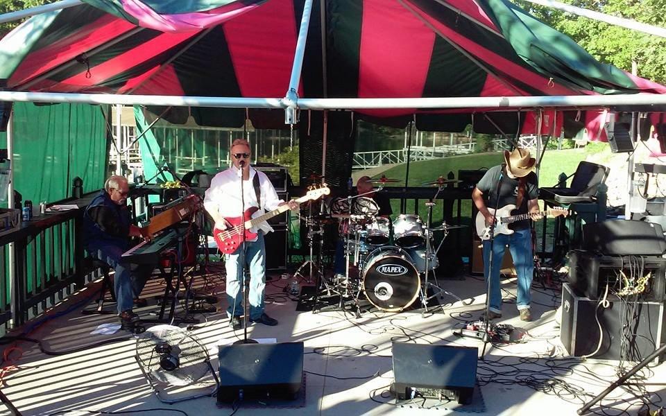 3 Reasons Why You Should Bring Dad to Backwater Jack’s for Father’s Day