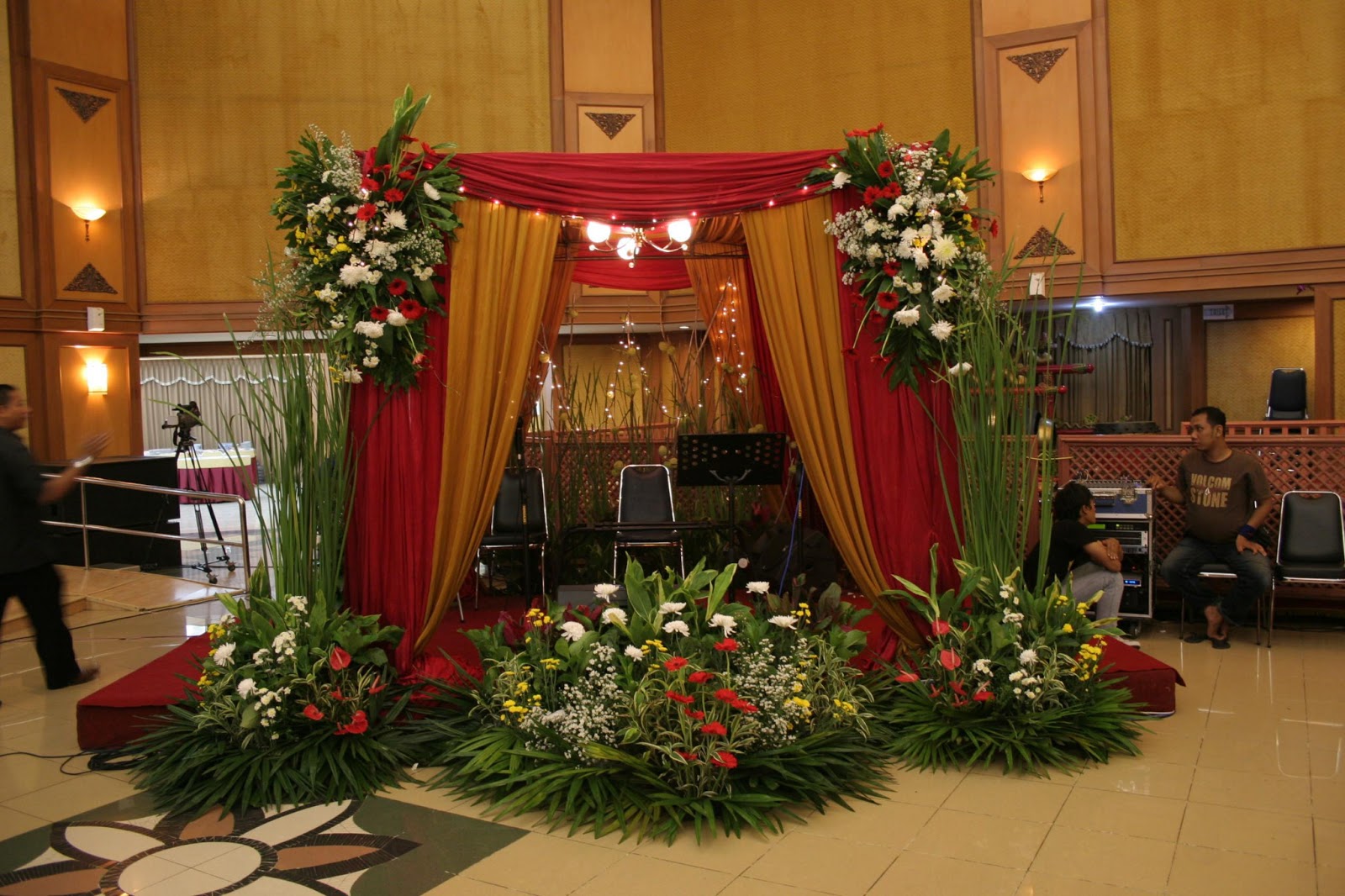 WIFA CATERING & WEDDING CONSULTANT: Dekorasi Panggung Musik