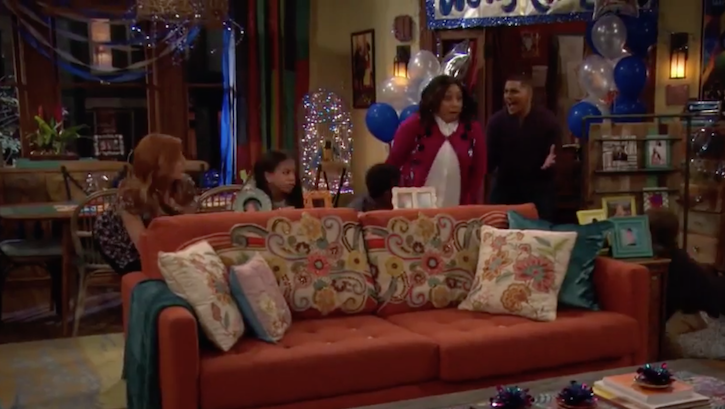 Raven's Home - The Bearer of Dad News - Review: "The Art of Being Mom'd"