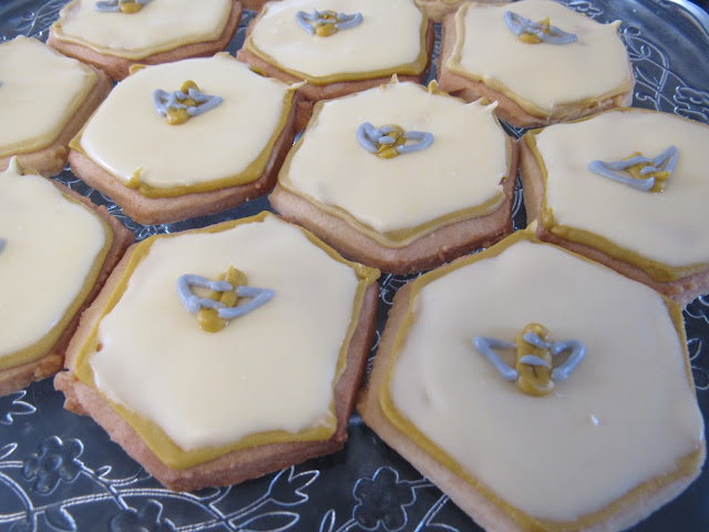 GBBO 2016 Week 2 - Biscuits - Honey Bee Biscuits | Honeycomb Crunchies