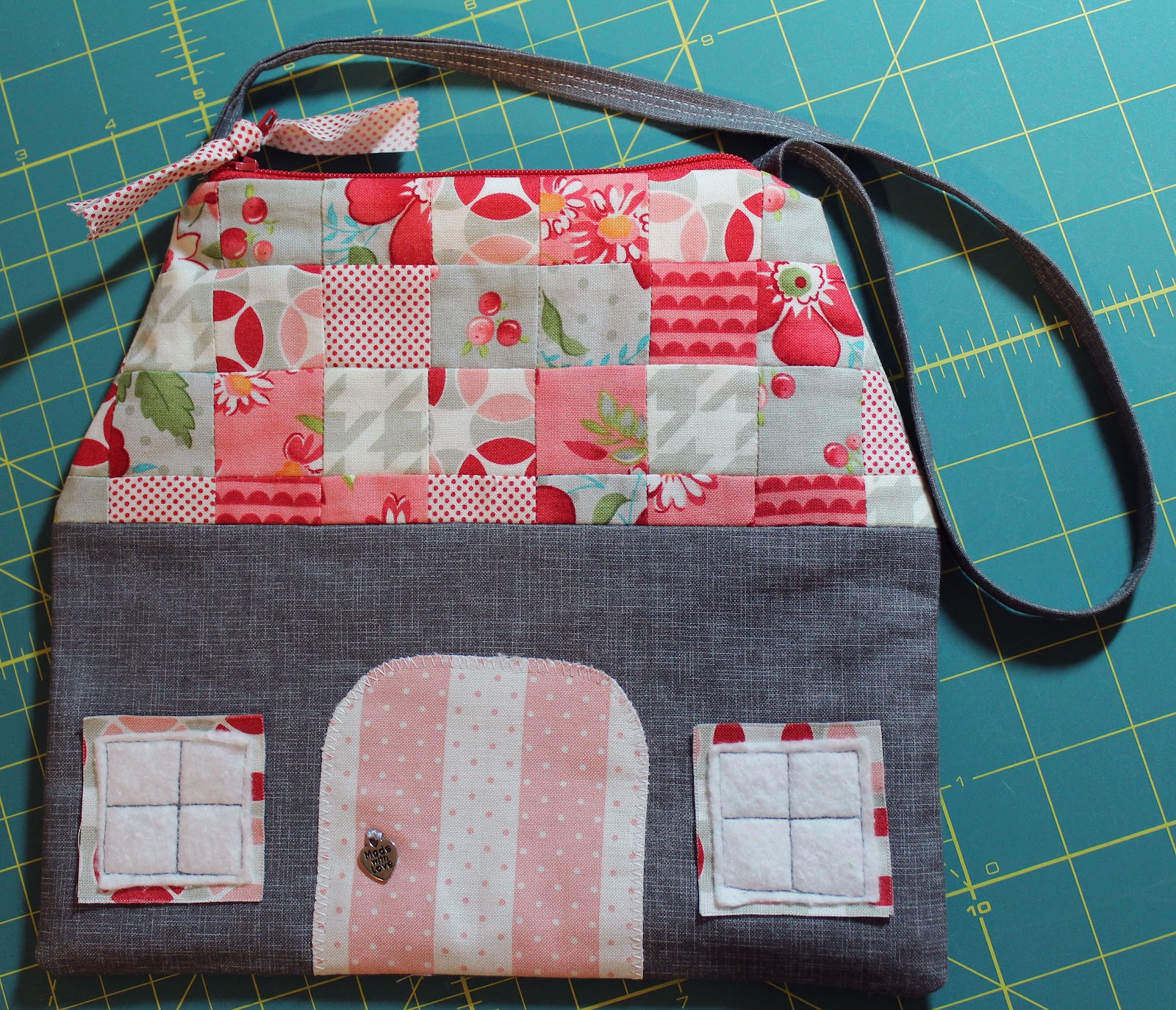 A Quilter's Table: Zakka Along Week 2 :: The House Pouch