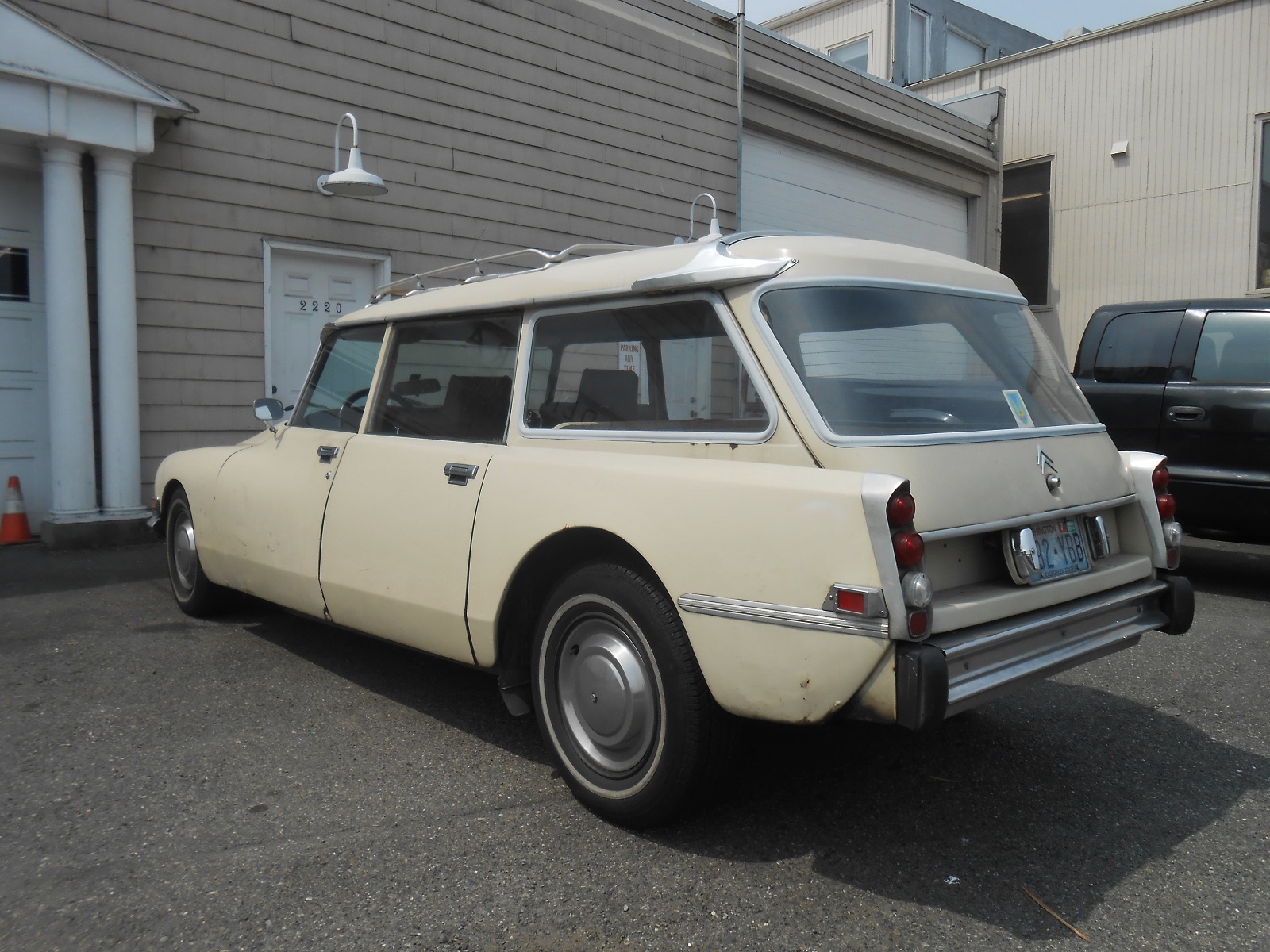 Seattle's Parked Cars: 1972 Citroën DS Wagon