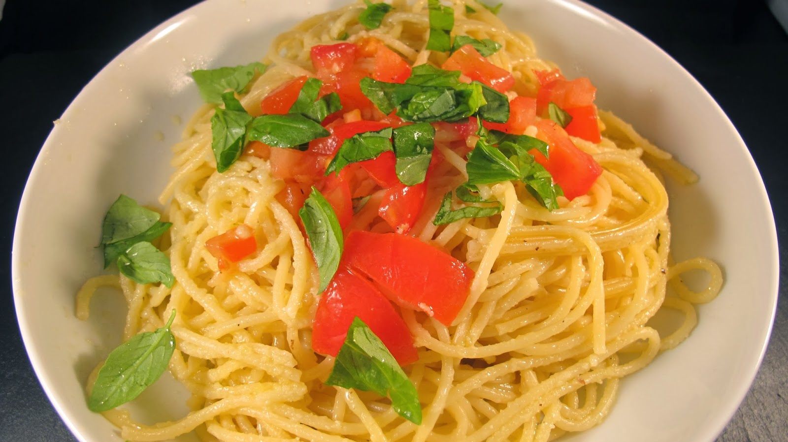 Spaghettis à l'huile d'olive, tomate fraiche