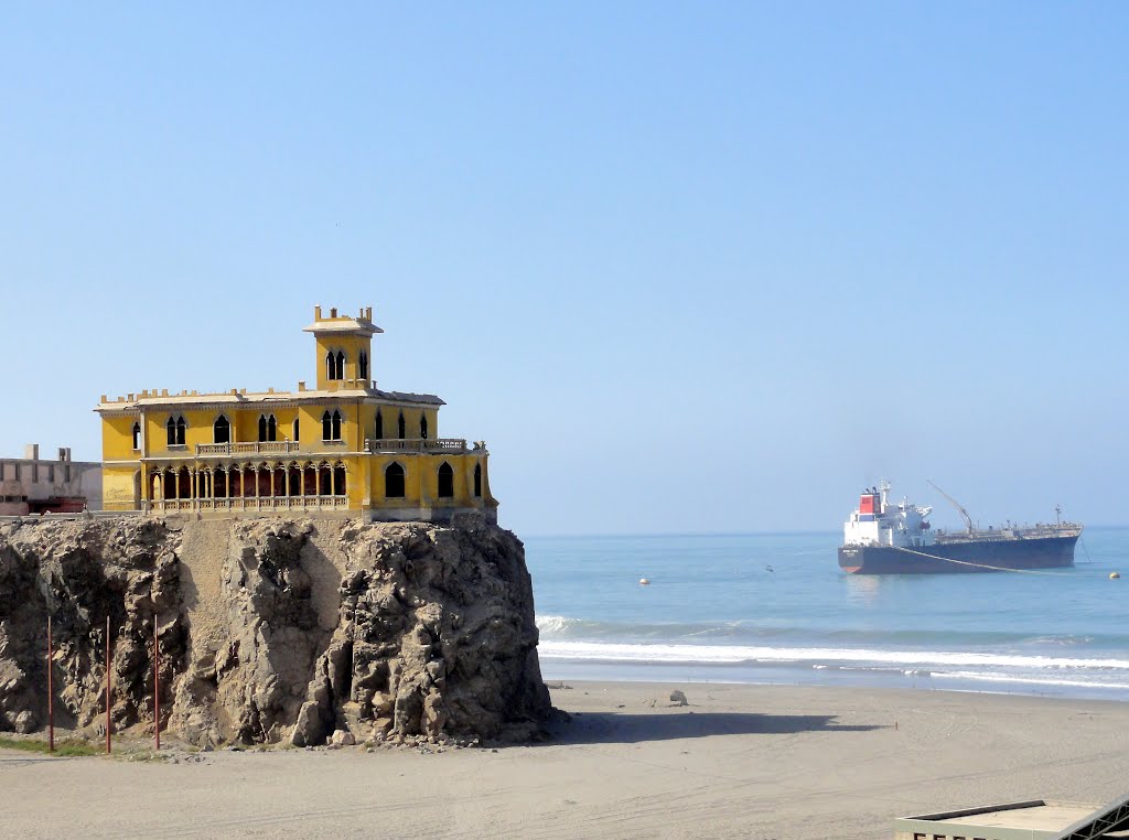 Percy Eguiluz Menendez : FORGA: UN CASTILLO EN LA PLAYA