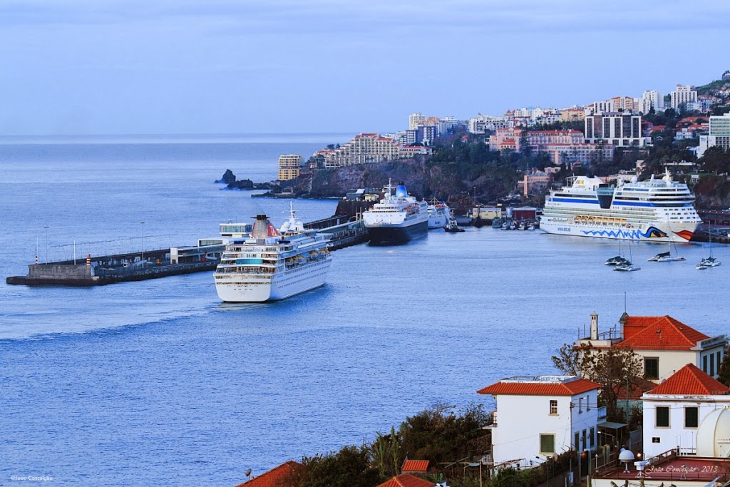 O Mar do Porto Santo: Porto do Funchal com 12 navios