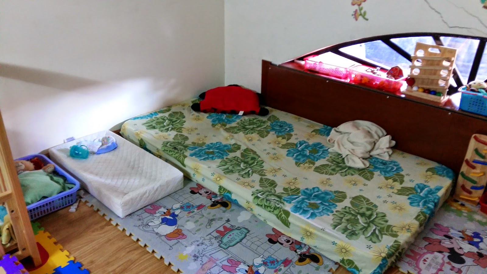 Montessori Mama in Saigon: Toddler bed to floor bed room makeover