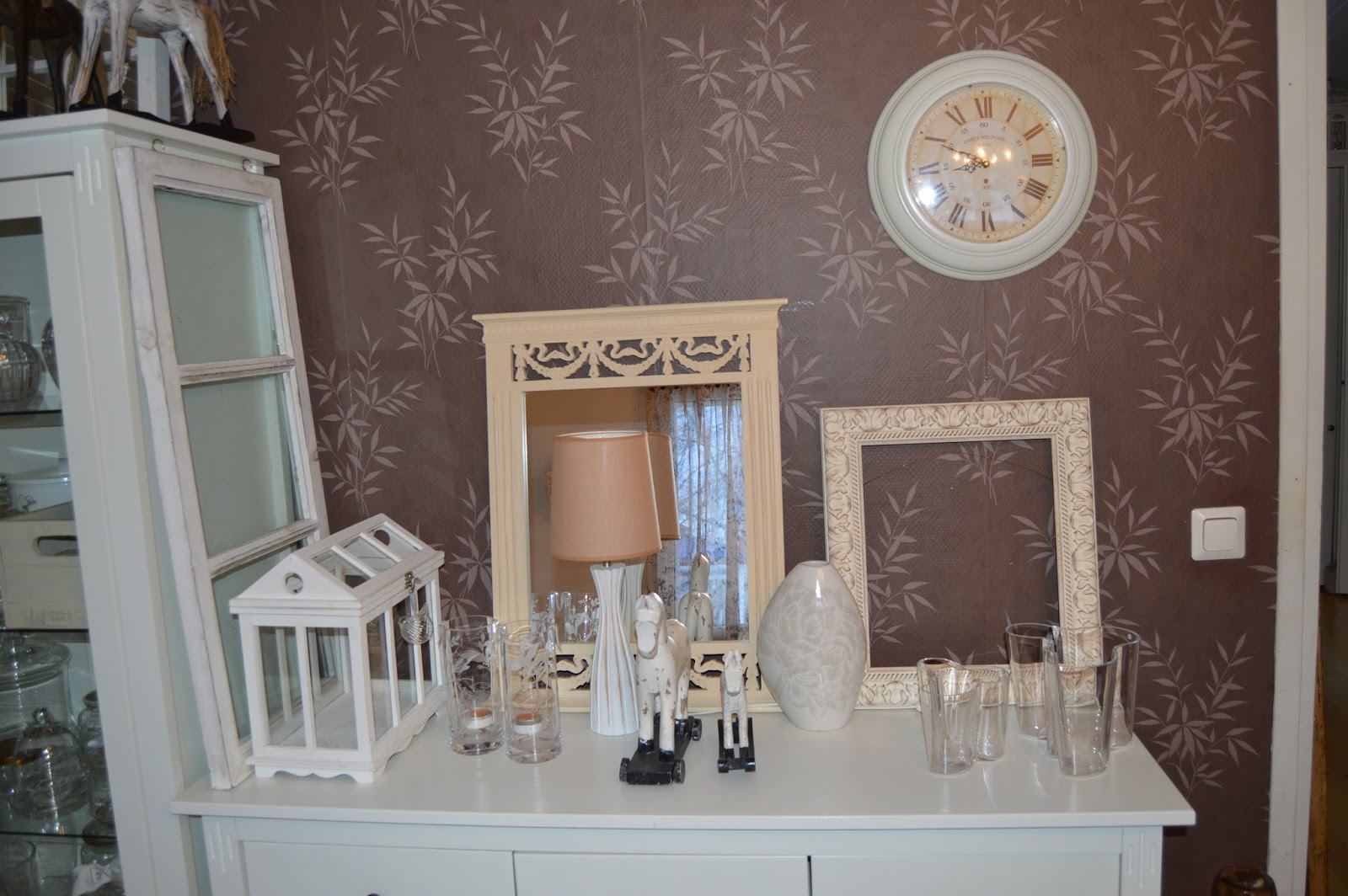 Aurinkokujalla: Olohuoneen uusi tapetti + muista ARVONTA!