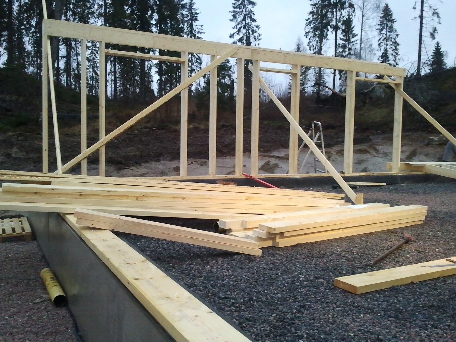 Omakotitalon rakentaminen: Runko nousee, tiistai aamupäivä