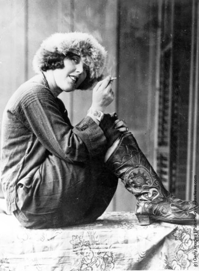 20 Black and White Portraits of Women with Cigarettes From the 1920s ...