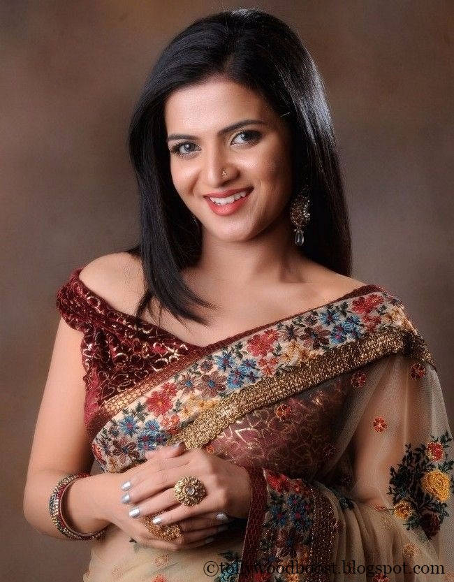 North Indian Model Vijay TV Anchor Divyadarshini Stills In Red Saree ...