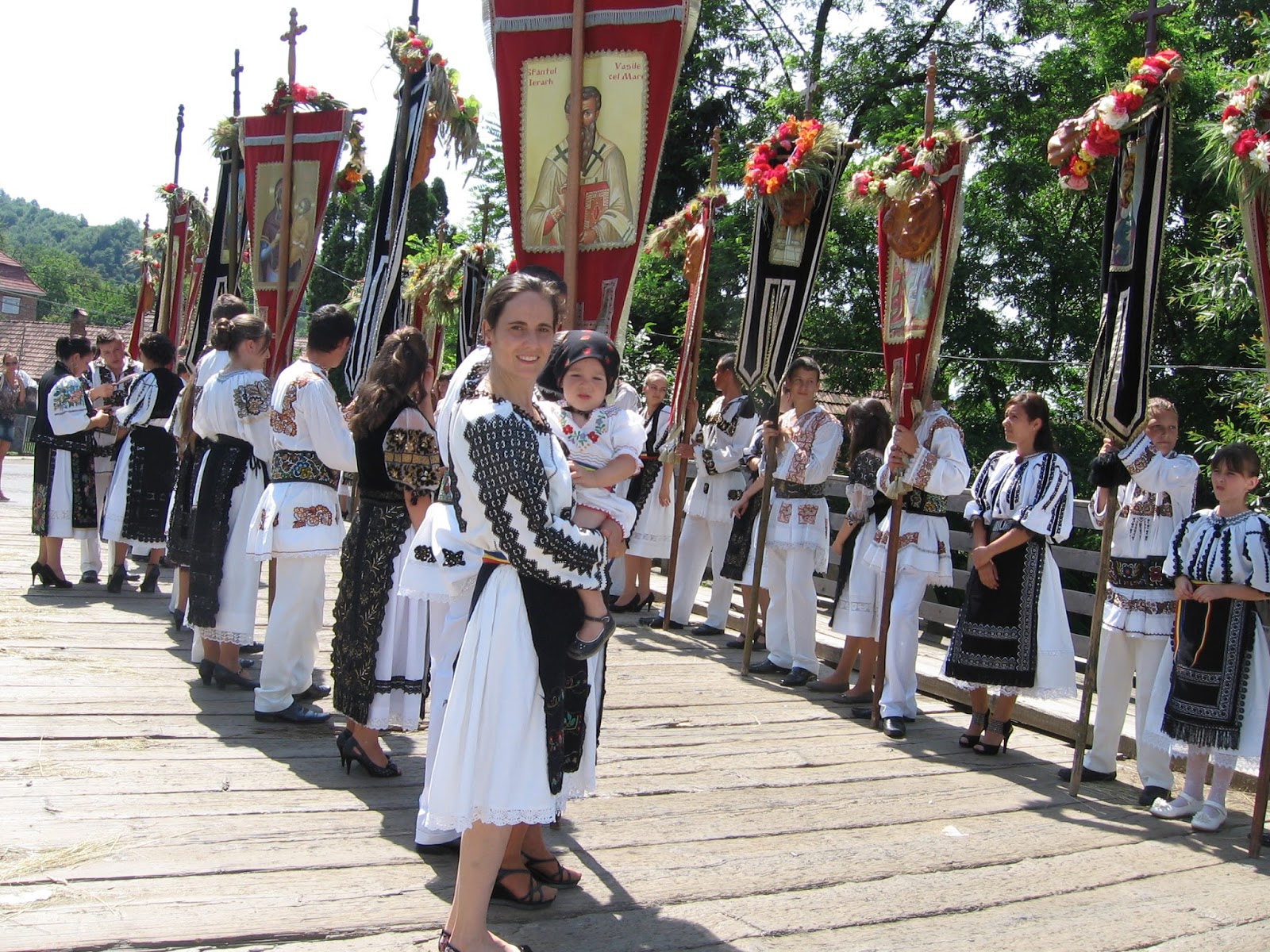 Credinţa şi tradiţia - identitatea poporului român: Portul popular românesc