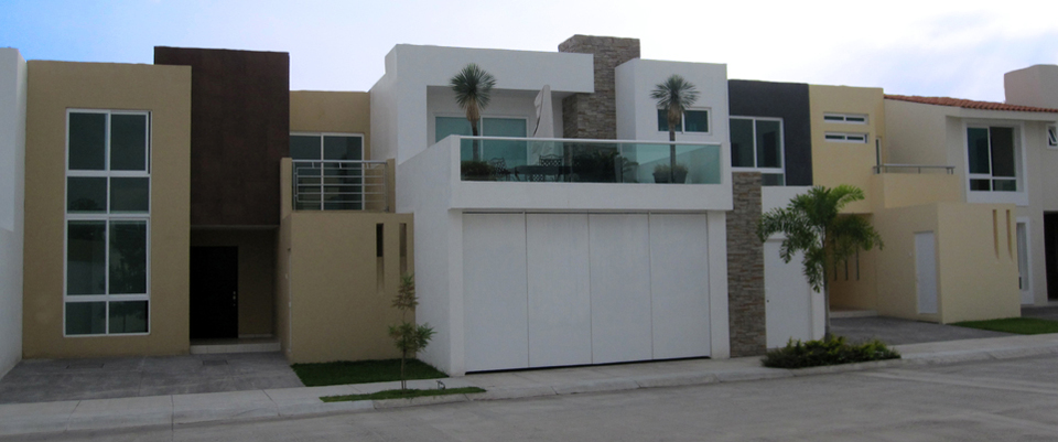 Fachadas de Casas Modernas en Residencial Bosque Real Colima