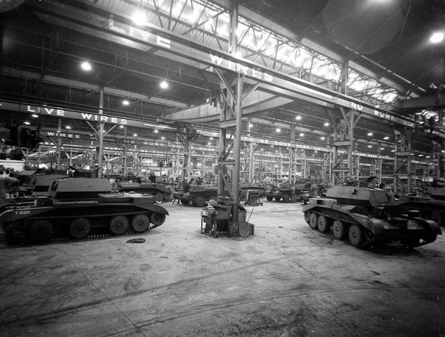 23 Amazing Vintage Photographs Taken Inside WWII Tank Factories ...