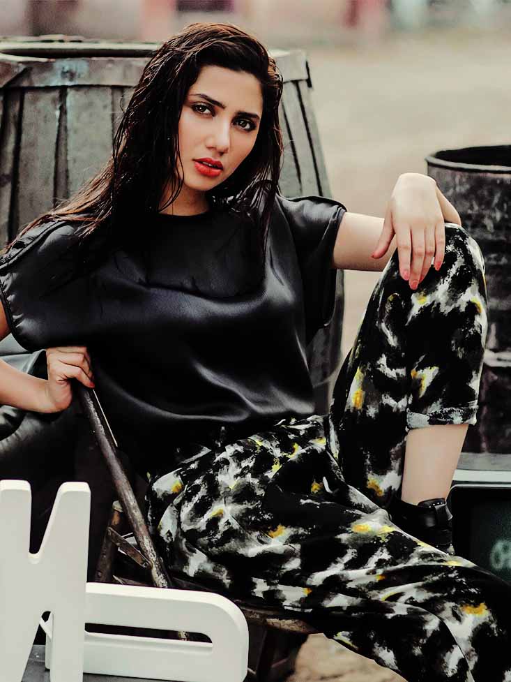 DESI ACTRESS PICTURES: MAIRA KHAN THE RAEES ACTRESS PHOTO SHOOT WATCH ...