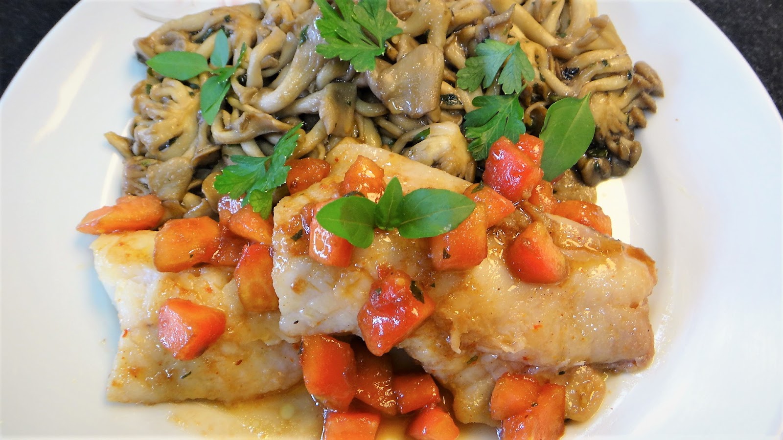 Cozinha Ousada: Côngrio Rosa com Shimeji Branco na Manteiga