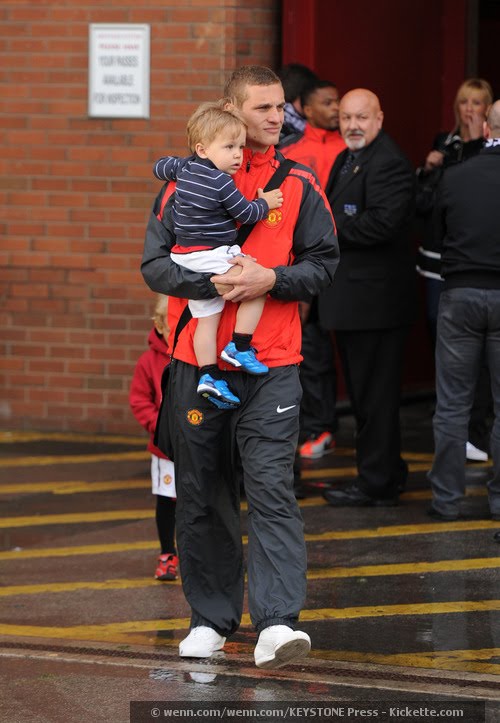 Celebrity Beach Bowl: Vidic and son leave the stage