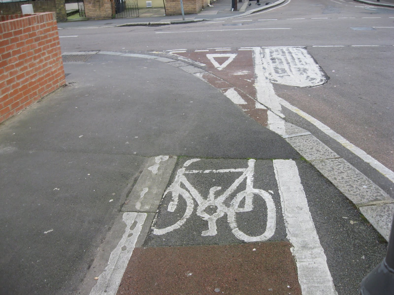 Crap Cycling & Walking in Waltham Forest: An iconic contraflow cycle lane