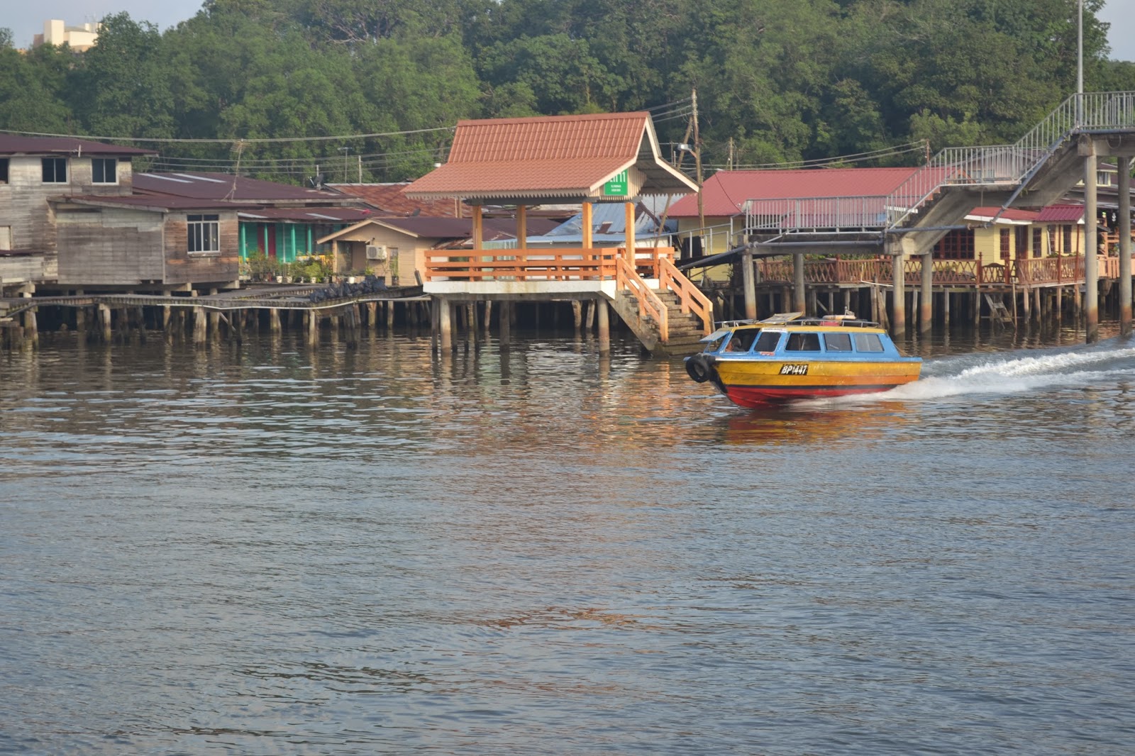Travel My Way: Brunei Part 3 : Kampung Air Limbongan dan Tamu Kianggeh