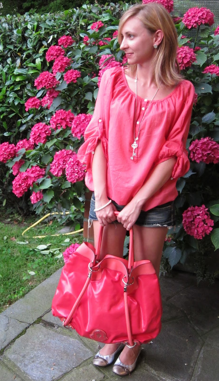 Glitter in the air: Coral look for Turin MTV days