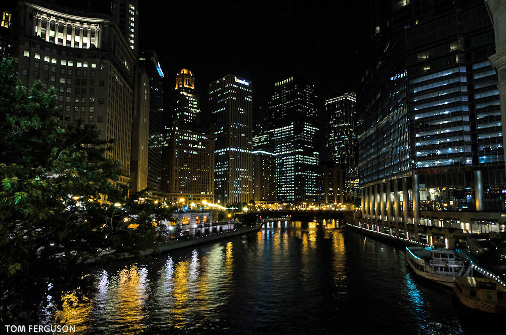 Misadventures Of An Amateur Photographer: Chicago River at Night